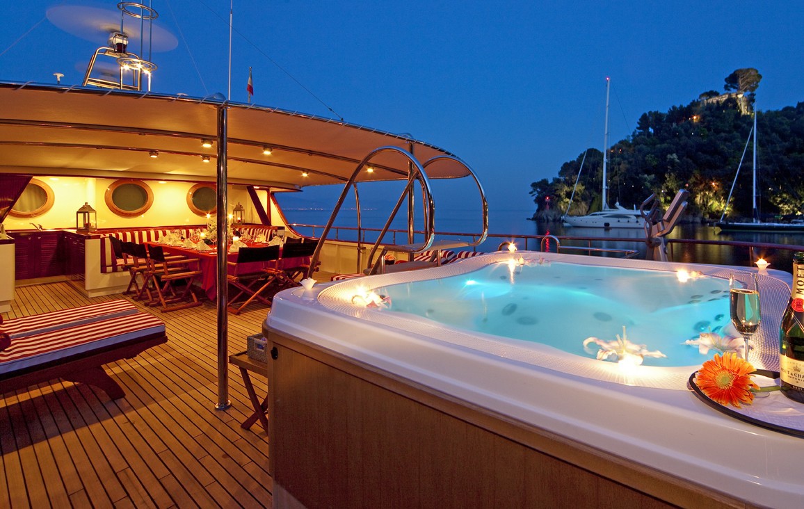 Yacht Sarita SI, Luxury boat 'Sarita' | CHARTERWORLD Luxury Superyacht ...